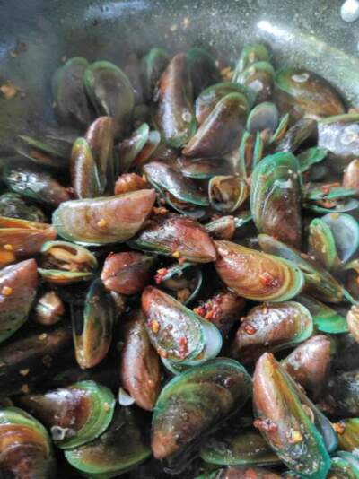 Easy Spicy Garlic Buttered Tahong ~ Relax Lang Mom